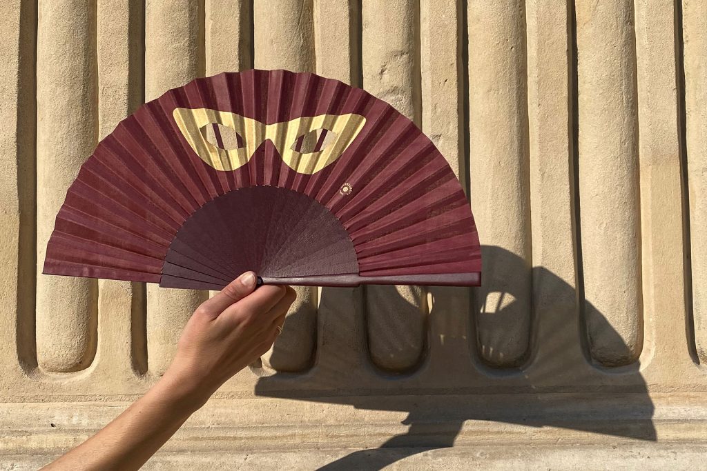 Signature Fashion Fans, timeless and emblematic